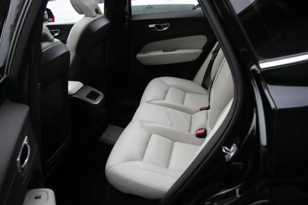 Volvo XC60 2020 in Tukums on AUTOMOTO.COM.LV Black Volvo XC60 2020 in Tukums, with an engine capacity of 2.00 L and mileage of 127 thousand km for 28990 €, photo 10 on AUTOMOTO.COM.LV
