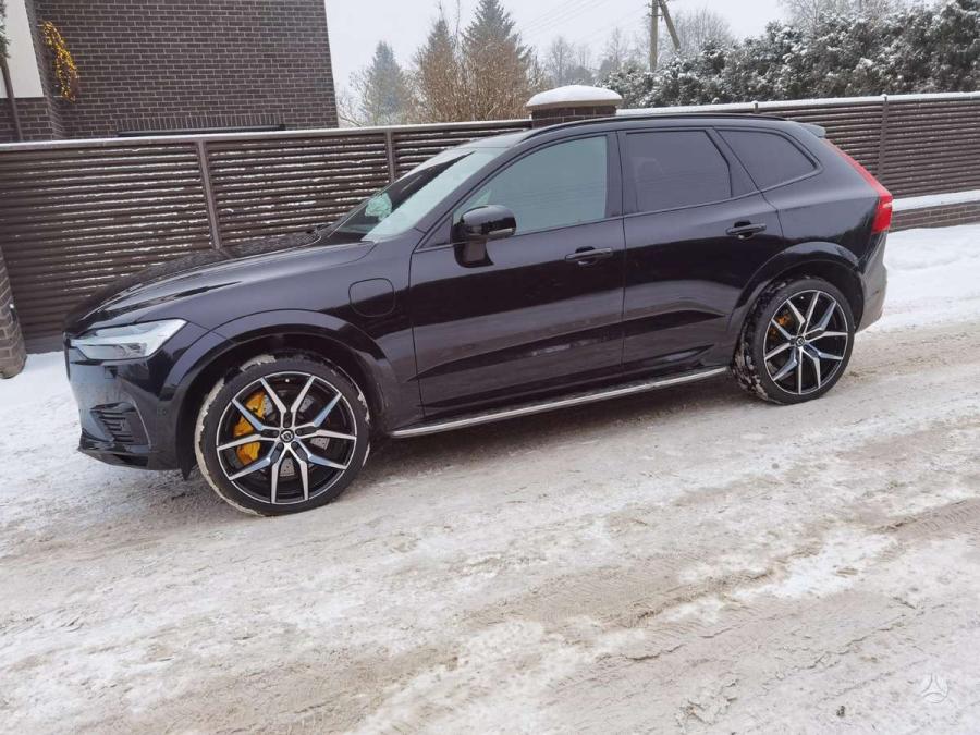 Black Volvo XC60 2021 in Kaunas, with an engine capacity of 1.97 L and mileage of 68 thousand km for 19900 €, photo 2 on AUTOMOTO.COM.LV