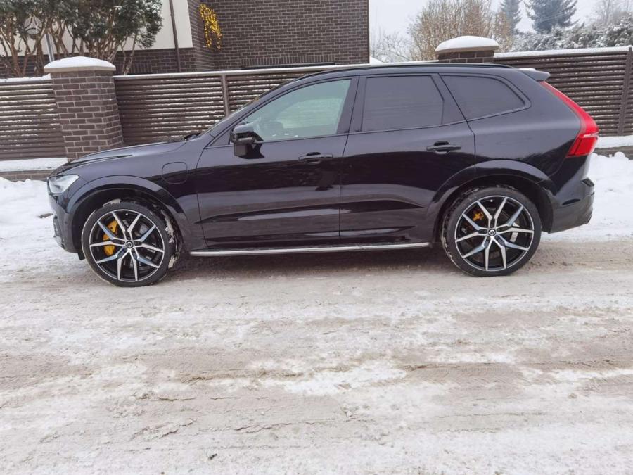 Black Volvo XC60 2021 in Kaunas, with an engine capacity of 1.97 L and mileage of 68 thousand km for 19900 €, photo 4 on AUTOMOTO.COM.LV