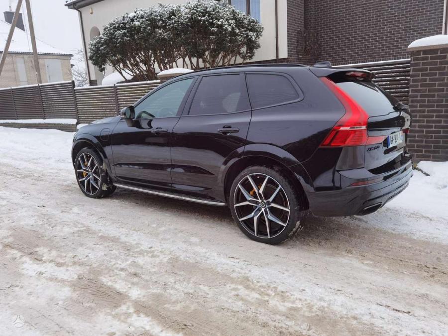 Black Volvo XC60 2021 in Kaunas, with an engine capacity of 1.97 L and mileage of 68 thousand km for 19900 €, photo 5 on AUTOMOTO.COM.LV