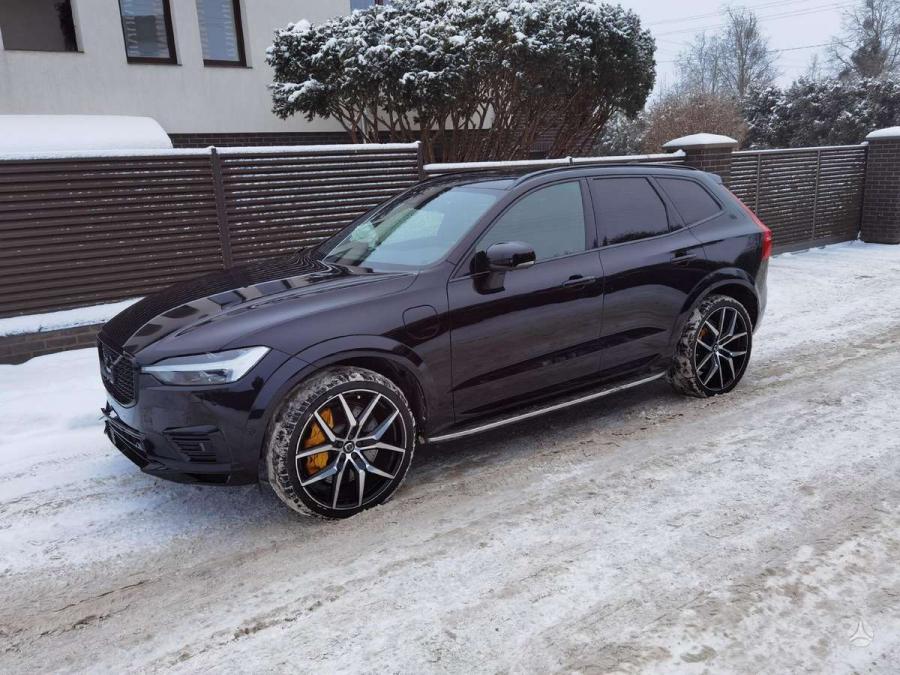 Black Volvo XC60 2021 in Kaunas, with an engine capacity of 1.97 L and mileage of 68 thousand km for 19900 €, photo 8 on AUTOMOTO.COM.LV