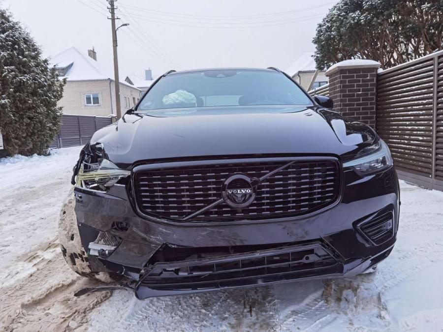 Black Volvo XC60 2021 in Kaunas, with an engine capacity of 1.97 L and mileage of 68 thousand km for 19900 €, photo 23 on AUTOMOTO.COM.LV