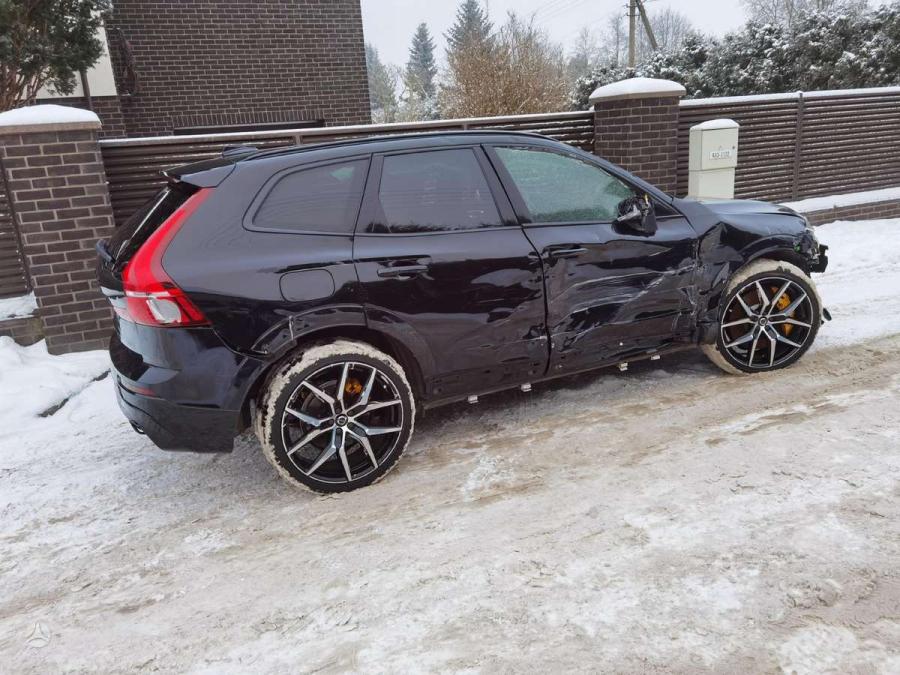 Black Volvo XC60 2021 in Kaunas, with an engine capacity of 1.97 L and mileage of 68 thousand km for 19900 €, photo 25 on AUTOMOTO.COM.LV