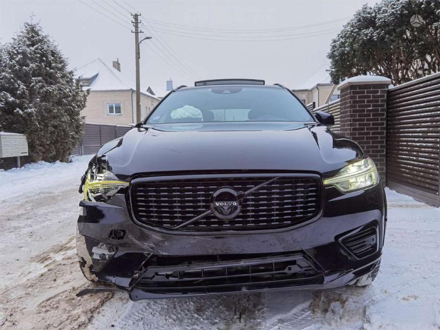 Black Volvo XC60 2021 in Kaunas, with an engine capacity of 1.97 L and mileage of 68 thousand km for 19900 €, photo 38 on AUTOMOTO.COM.LV