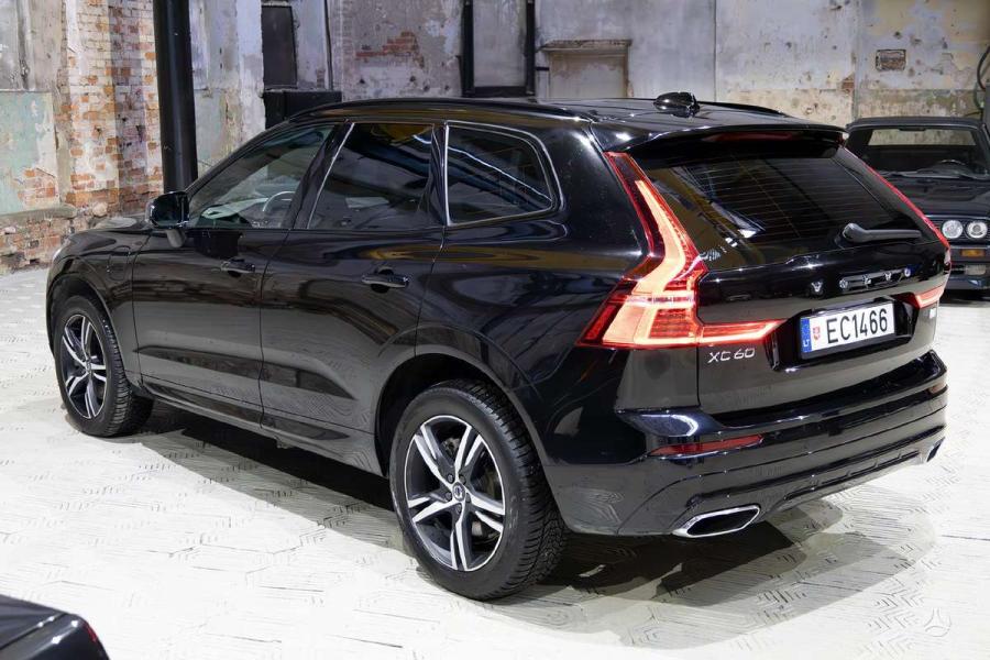 Black Volvo XC60 2021 in Kaunas, with an engine capacity of 1.97 L and mileage of 26 thousand km for 33000 €, photo 3 on AUTOMOTO.COM.LV