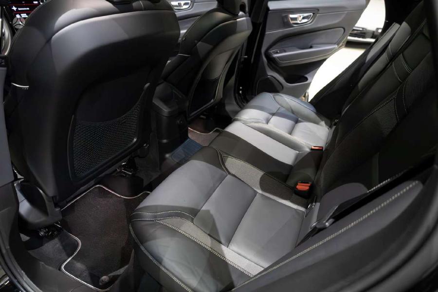 Black Volvo XC60 2021 in Kaunas, with an engine capacity of 1.97 L and mileage of 26 thousand km for 33000 €, photo 12 on AUTOMOTO.COM.LV