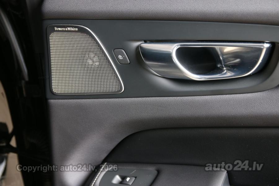 Black Volvo XC60 2021 in Tallinn, with an engine capacity of 2.00 L and mileage of 64 thousand km for 42990 €, photo 18 on AUTOMOTO.COM.LV