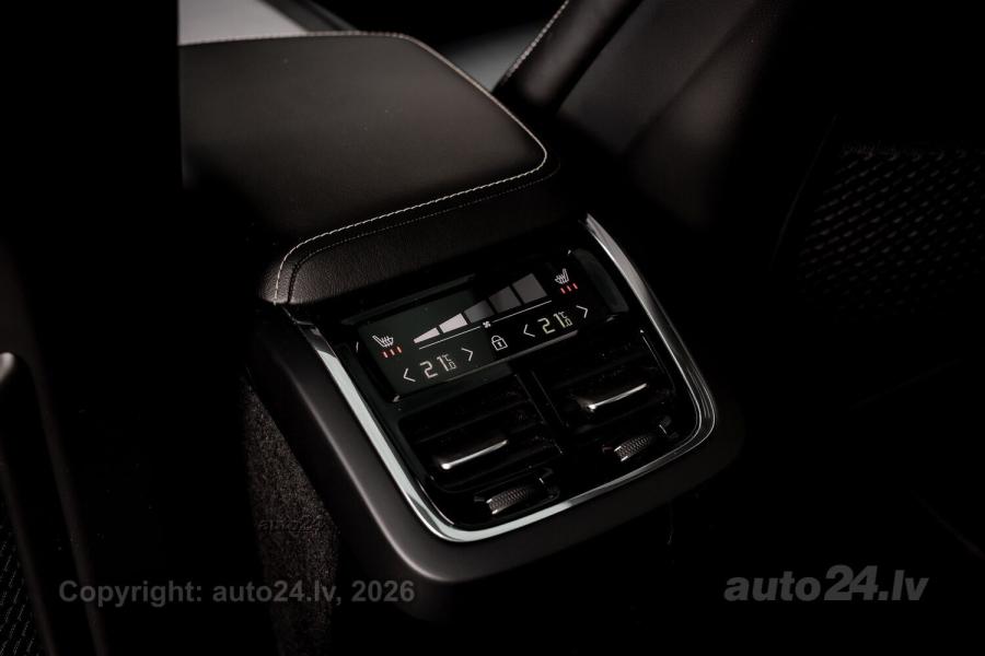 Black Volvo XC60 2021 in Parnu, with an engine capacity of 2.00 L and mileage of 153 thousand km for 30900 €, photo 25 on AUTOMOTO.COM.LV