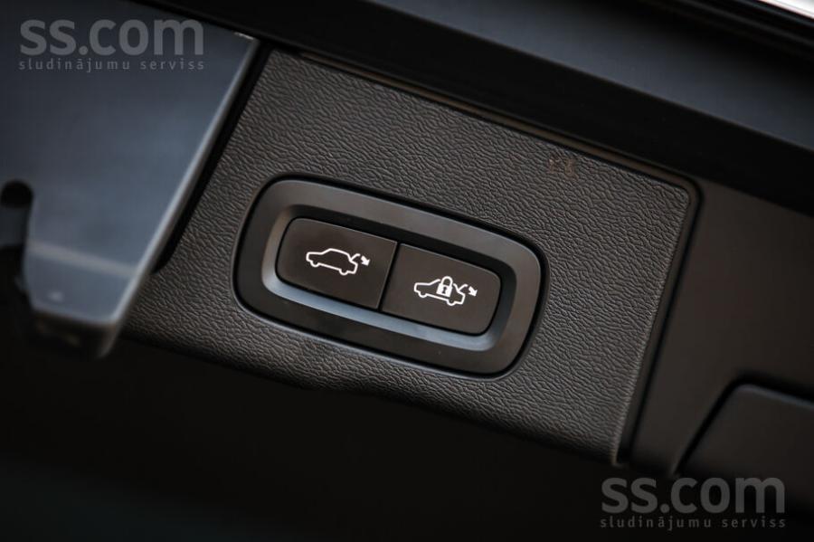 Black Volvo XC60 2021 in Jelgava, with an engine capacity of 2.00 L and mileage of 223 thousand km for 25000 €, photo 19 on AUTOMOTO.COM.LV