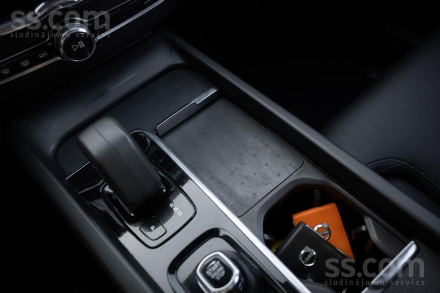 Black Volvo XC60 2021 in Jelgava, with an engine capacity of 2.00 L and mileage of 223 thousand km for 25000 €, photo 25 on AUTOMOTO.COM.LV