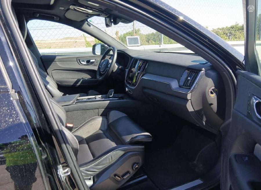 Black Volvo XC60 2021 in Vilnius, with an engine capacity of 1.97 L and mileage of 182 thousand km for 29990 €, photo 5 on AUTOMOTO.COM.LV