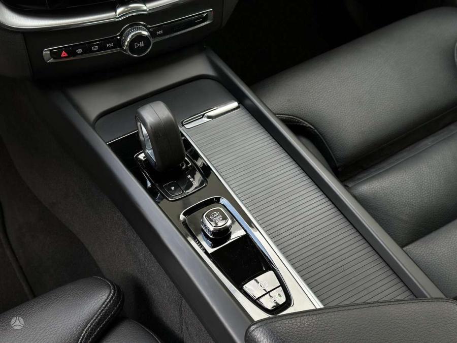 Black Volvo XC60 2021 in Vilnius, with an engine capacity of 2.00 L and mileage of 116 thousand km for 27500 €, photo 20 on AUTOMOTO.COM.LV