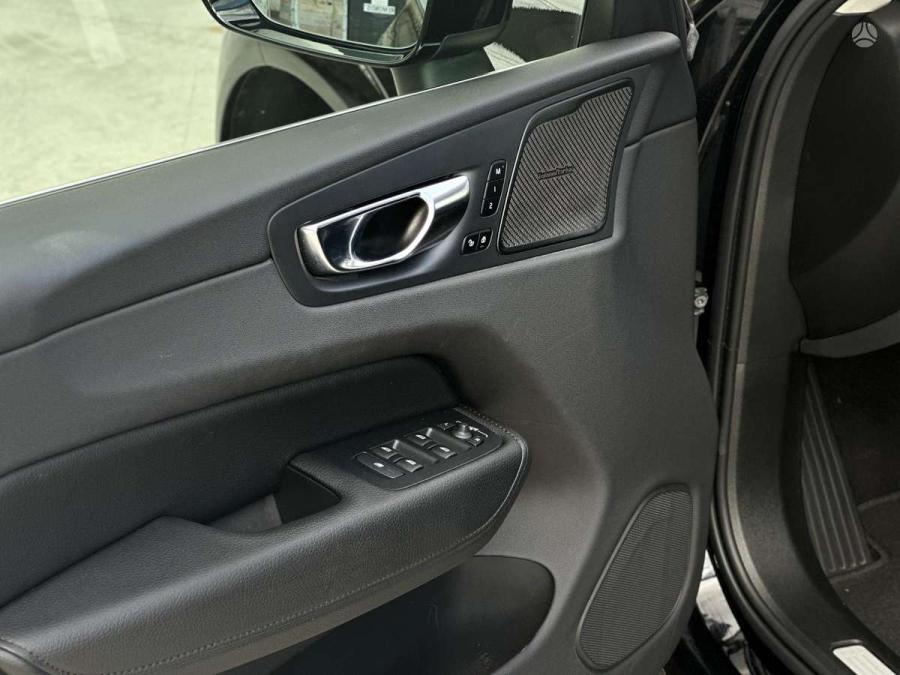 Black Volvo XC60 2021 in Vilnius, with an engine capacity of 2.00 L and mileage of 116 thousand km for 27500 €, photo 31 on AUTOMOTO.COM.LV
