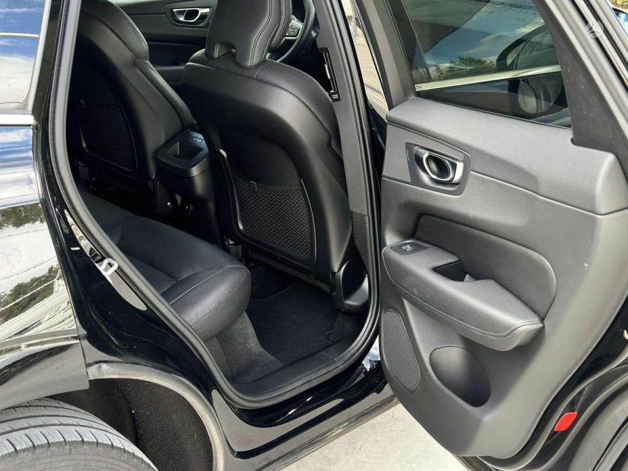 Black Volvo XC60 2021 in Vilnius, with an engine capacity of 2.00 L and mileage of 116 thousand km for 27500 €, photo 38 on AUTOMOTO.COM.LV