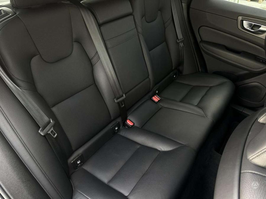 Black Volvo XC60 2021 in Vilnius, with an engine capacity of 2.00 L and mileage of 116 thousand km for 27500 €, photo 39 on AUTOMOTO.COM.LV