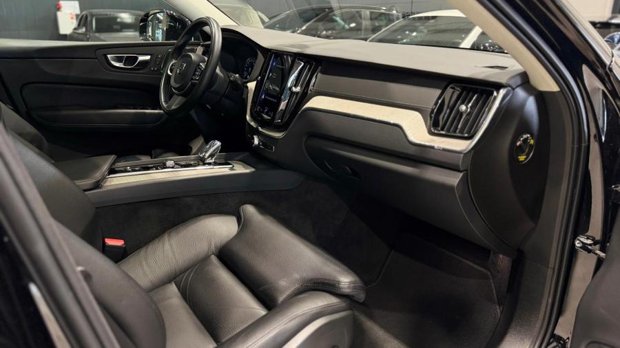 Black Volvo XC60 2021 in Riga, with an engine capacity of 2.00 L and mileage of 101 thousand km for 30490 €, photo 20 on AUTOMOTO.COM.LV