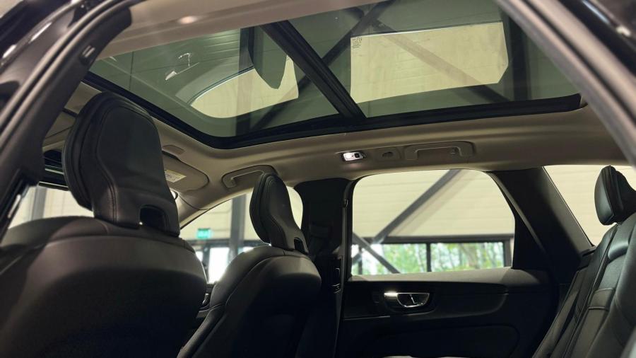 Black Volvo XC60 2021 in Riga, with an engine capacity of 2.00 L and mileage of 101 thousand km for 30490 €, photo 23 on AUTOMOTO.COM.LV