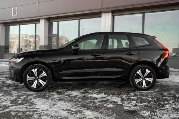 Black Volvo XC60 2022 in Vilnius, with an engine capacity of 1.97 L and mileage of 68 thousand km for 35550 €, photo 2 on AUTOMOTO.COM.LV