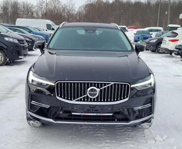Black Volvo XC60 2022 in Siauliai, with an engine capacity of 1.97 L and mileage of 164 thousand km for 33900 €, photo 3 on AUTOMOTO.COM.LV