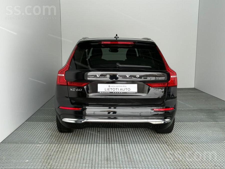 Black Volvo XC60 2022 in Riga, with an engine capacity of 2.00 L and mileage of 118 thousand km for 34990 €, photo 5 on AUTOMOTO.COM.LV