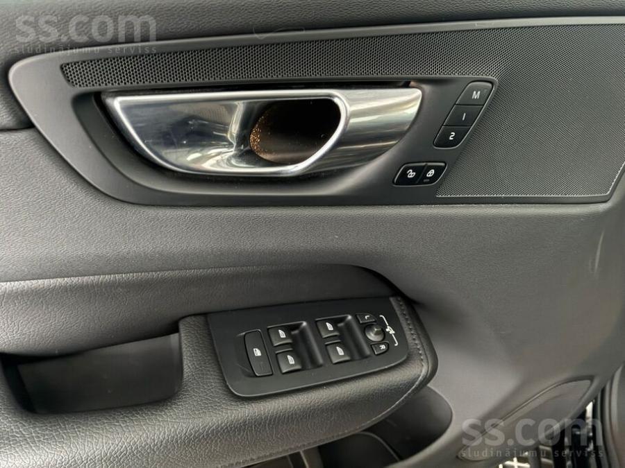 Black Volvo XC60 2022 in Riga, with an engine capacity of 2.00 L and mileage of 118 thousand km for 34990 €, photo 9 on AUTOMOTO.COM.LV