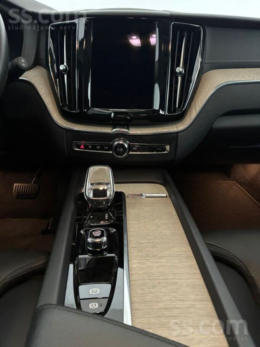 Black Volvo XC60 2022 in Riga, with an engine capacity of 2.00 L and mileage of 118 thousand km for 34990 €, photo 13 on AUTOMOTO.COM.LV