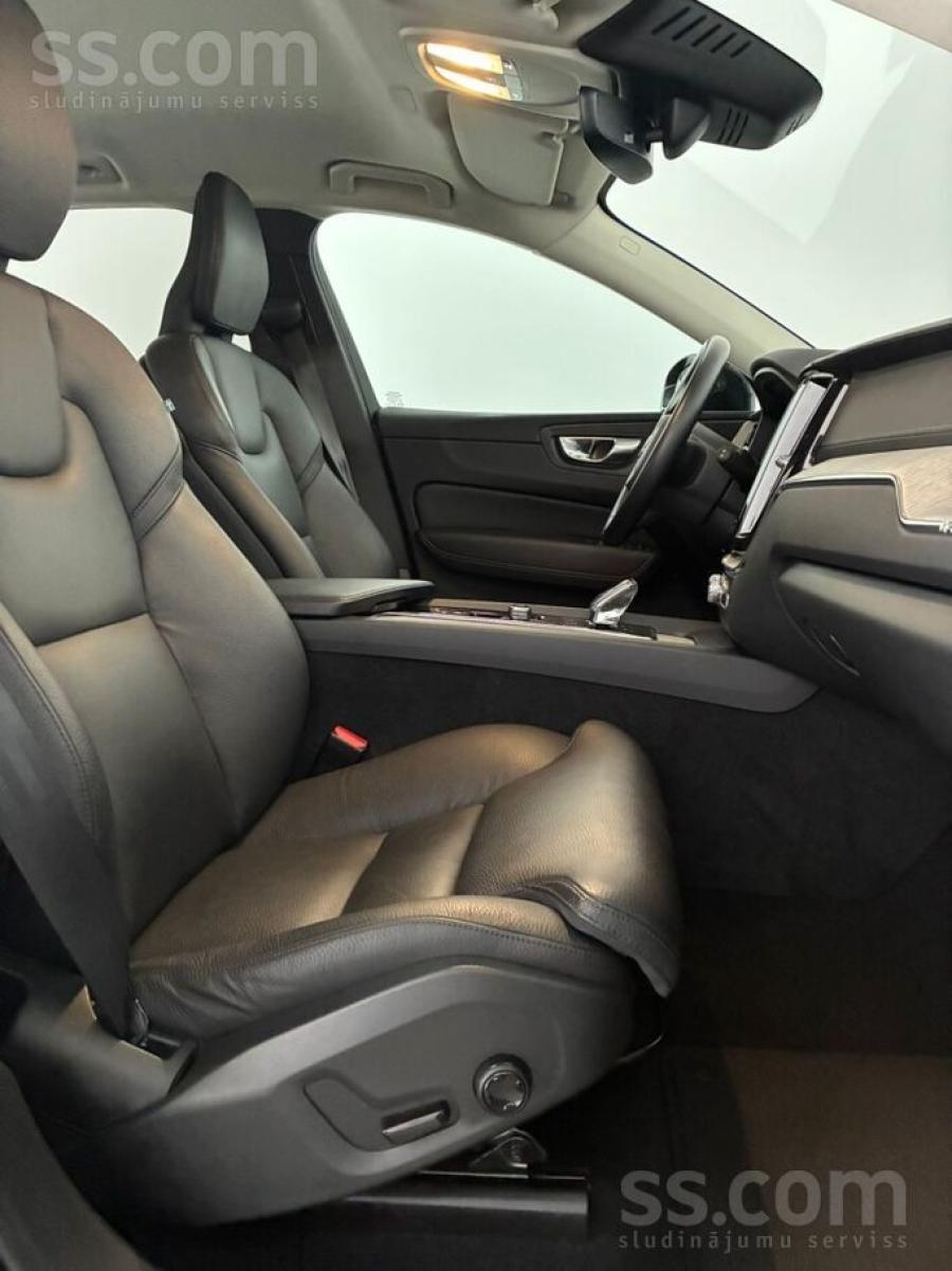Black Volvo XC60 2022 in Riga, with an engine capacity of 2.00 L and mileage of 118 thousand km for 34990 €, photo 20 on AUTOMOTO.COM.LV