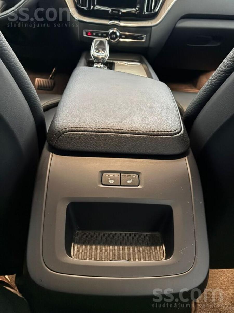 Black Volvo XC60 2022 in Riga, with an engine capacity of 2.00 L and mileage of 118 thousand km for 34990 €, photo 22 on AUTOMOTO.COM.LV