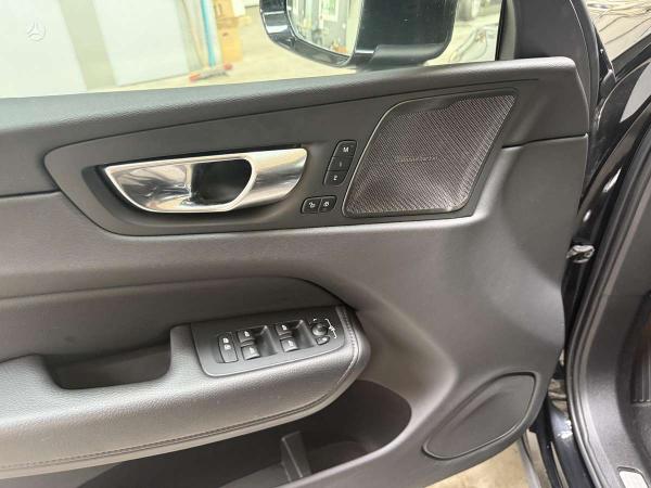 Melns Volvo XC60 2022 Viļņa, ar dzinēja tilpumu 1.97 L un nobraukumu 77 tūkst. km par 29500 €, foto 7 vietnē AUTOMOTO.COM.LV