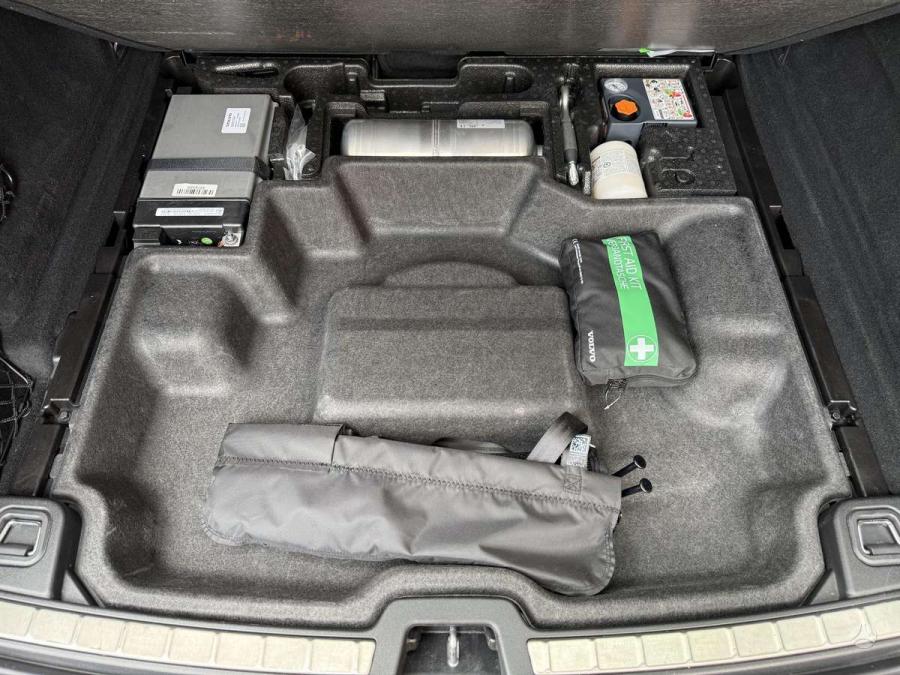 Black Volvo XC60 2022 in Siauliai, with an engine capacity of 1.97 L and mileage of 186 thousand km for 29500 €, photo 28 on AUTOMOTO.COM.LV
