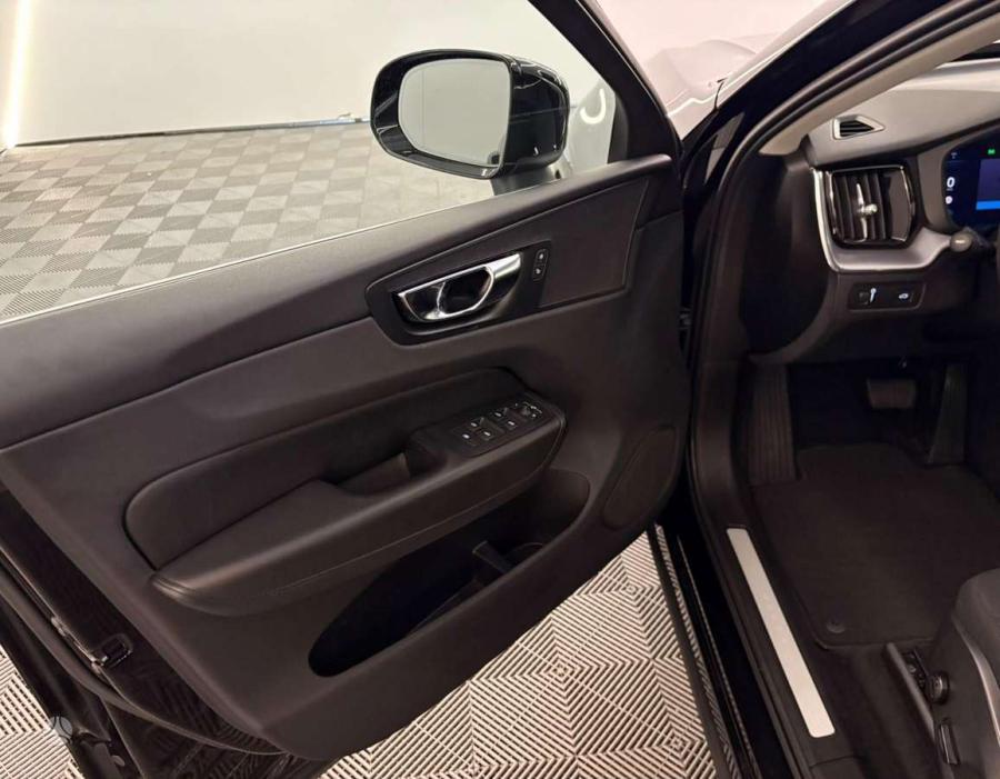 Black Volvo XC60 2022 in Marijampole, with an engine capacity of 1.97 L and mileage of 132 thousand km for 22999 €, photo 28 on AUTOMOTO.COM.LV