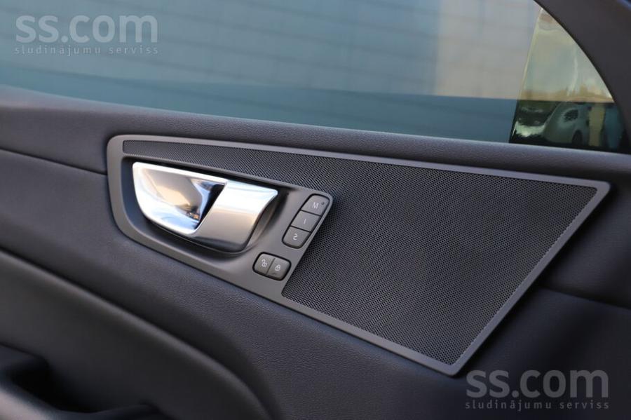 Black Volvo XC60 2022 in Tukums, with an engine capacity of 2.00 L and mileage of 85 thousand km for 29000 €, photo 12 on AUTOMOTO.COM.LV