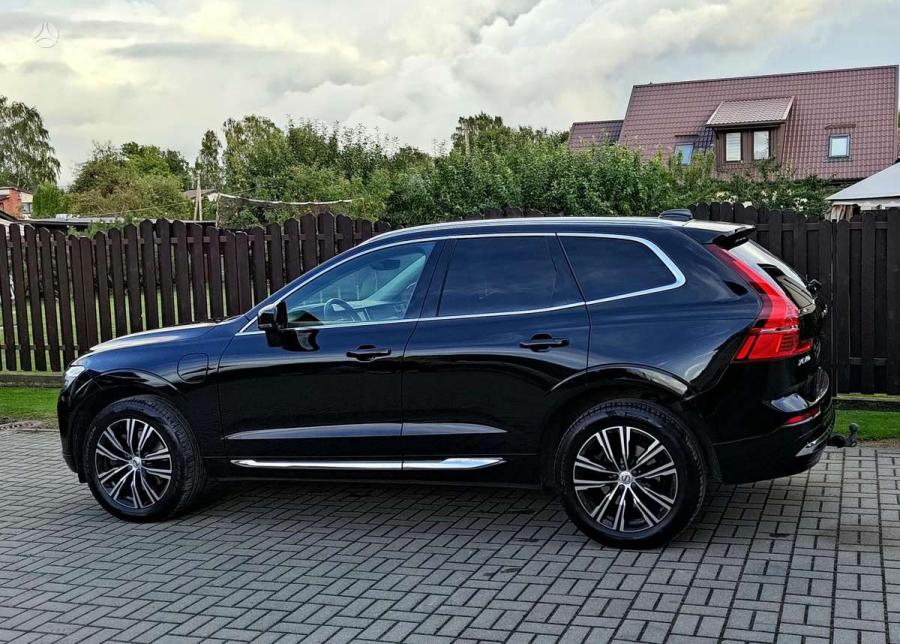 Black Volvo XC60 2022 in Siauliai, with an engine capacity of 2.00 L and mileage of 219 thousand km for 26500 €, photo 6 on AUTOMOTO.COM.LV