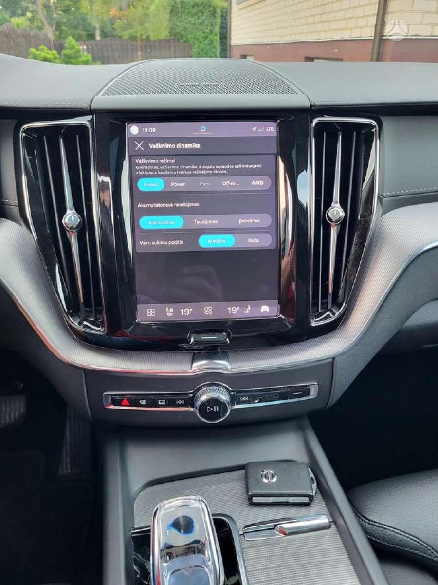 Black Volvo XC60 2022 in Siauliai, with an engine capacity of 2.00 L and mileage of 219 thousand km for 26500 €, photo 30 on AUTOMOTO.COM.LV