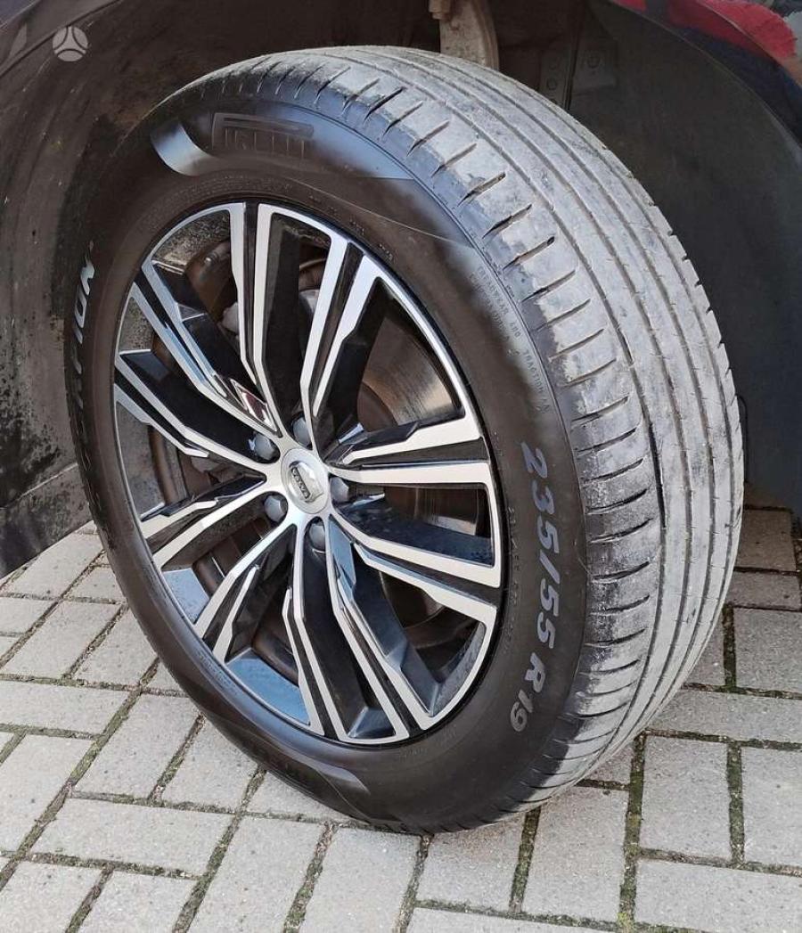 Black Volvo XC60 2022 in Siauliai, with an engine capacity of 2.00 L and mileage of 219 thousand km for 26500 €, photo 38 on AUTOMOTO.COM.LV