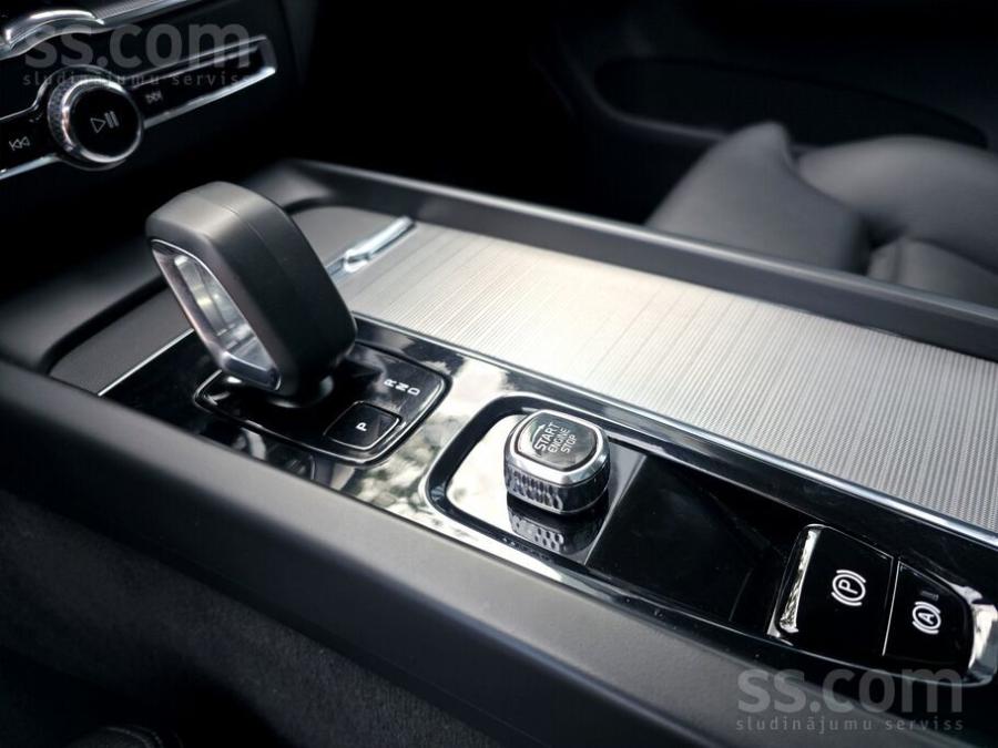 Black Volvo XC60 2023 in Riga, with an engine capacity of 2.00 L and mileage of 172 thousand km for 29990 €, photo 21 on AUTOMOTO.COM.LV