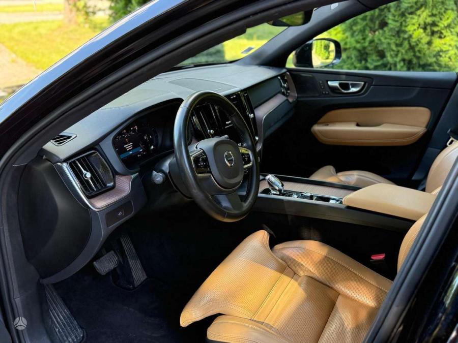 Black Volvo XC60 2023 in Taurage, with an engine capacity of 1.97 L and mileage of 249 thousand km for 24500 €, photo 11 on AUTOMOTO.COM.LV