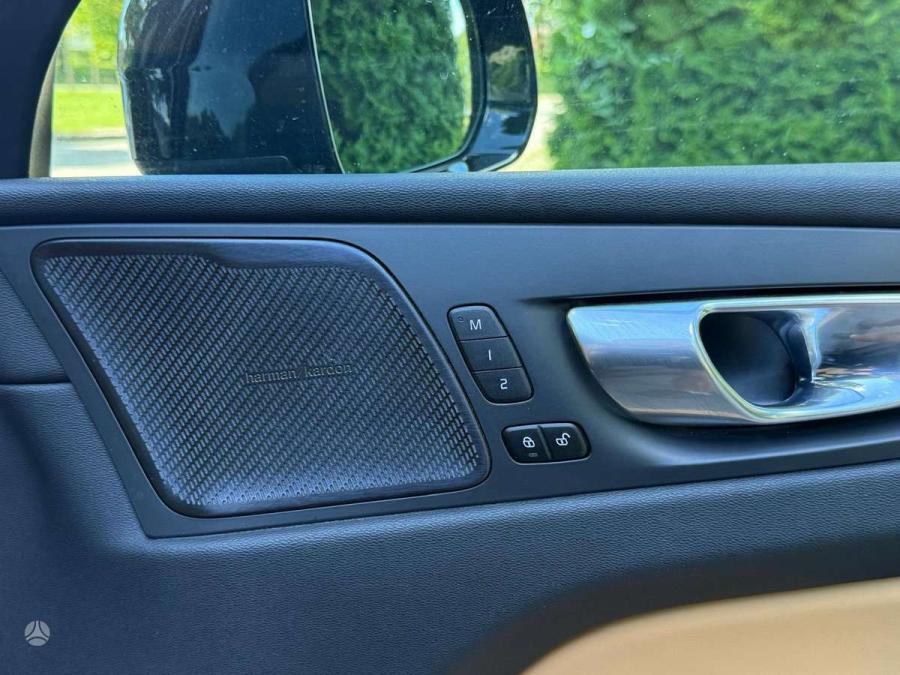 Black Volvo XC60 2023 in Taurage, with an engine capacity of 1.97 L and mileage of 249 thousand km for 24500 €, photo 33 on AUTOMOTO.COM.LV