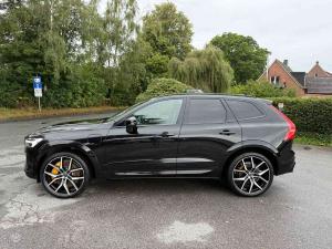 Black Volvo XC60 2023 in Prienai, with an engine capacity of 1.97 L and mileage of 99 thousand km for 29900 €, photo 4 on AUTOMOTO.COM.LV