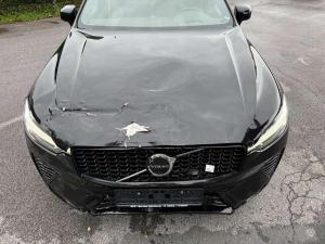 Black Volvo XC60 2023 in Prienai, with an engine capacity of 1.97 L and mileage of 99 thousand km for 29900 €, photo 9 on AUTOMOTO.COM.LV