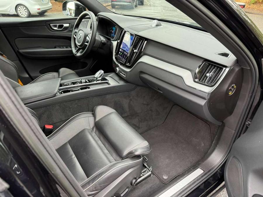 Black Volvo XC60 2023 in Prienai, with an engine capacity of 1.97 L and mileage of 99 thousand km for 29900 €, photo 11 on AUTOMOTO.COM.LV