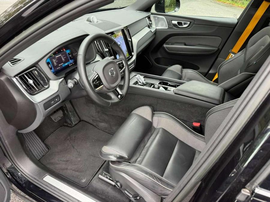 Black Volvo XC60 2023 in Prienai, with an engine capacity of 1.97 L and mileage of 99 thousand km for 29900 €, photo 12 on AUTOMOTO.COM.LV