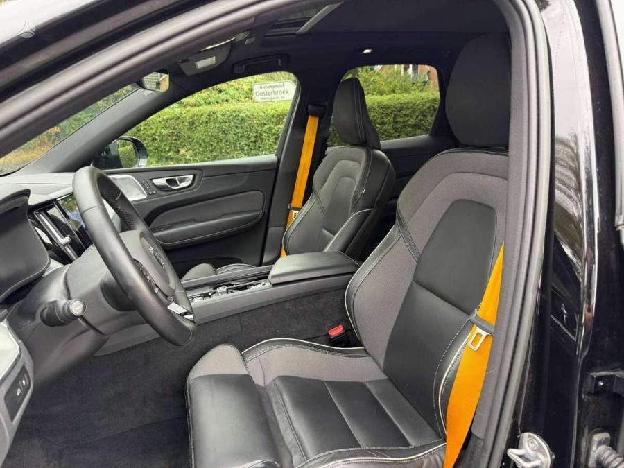 Black Volvo XC60 2023 in Prienai, with an engine capacity of 1.97 L and mileage of 99 thousand km for 29900 €, photo 14 on AUTOMOTO.COM.LV