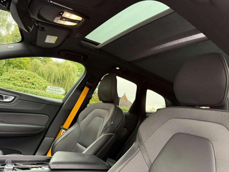 Black Volvo XC60 2023 in Prienai, with an engine capacity of 1.97 L and mileage of 99 thousand km for 29900 €, photo 15 on AUTOMOTO.COM.LV
