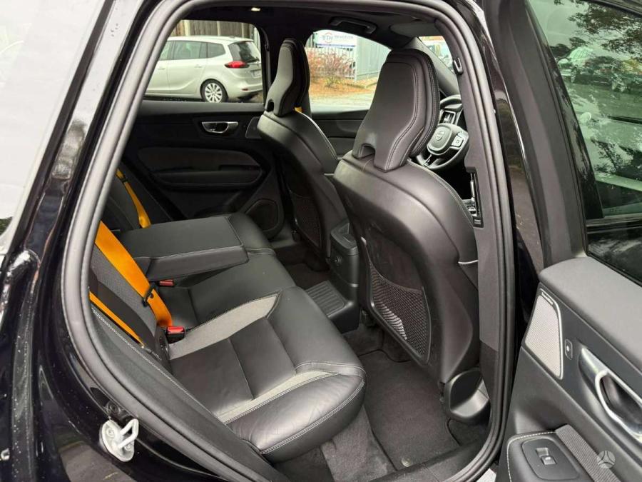 Black Volvo XC60 2023 in Prienai, with an engine capacity of 1.97 L and mileage of 99 thousand km for 29900 €, photo 16 on AUTOMOTO.COM.LV