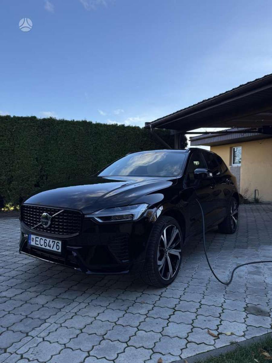Black Volvo XC60 2024 in Raseiniai, with an engine capacity of 1.97 L and mileage of 41 thousand km for 43500 €, photo 3 on AUTOMOTO.COM.LV