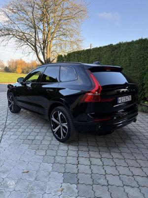 Black Volvo XC60 2024 in Raseiniai, with an engine capacity of 1.97 L and mileage of 41 thousand km for 43500 €, photo 6 on AUTOMOTO.COM.LV