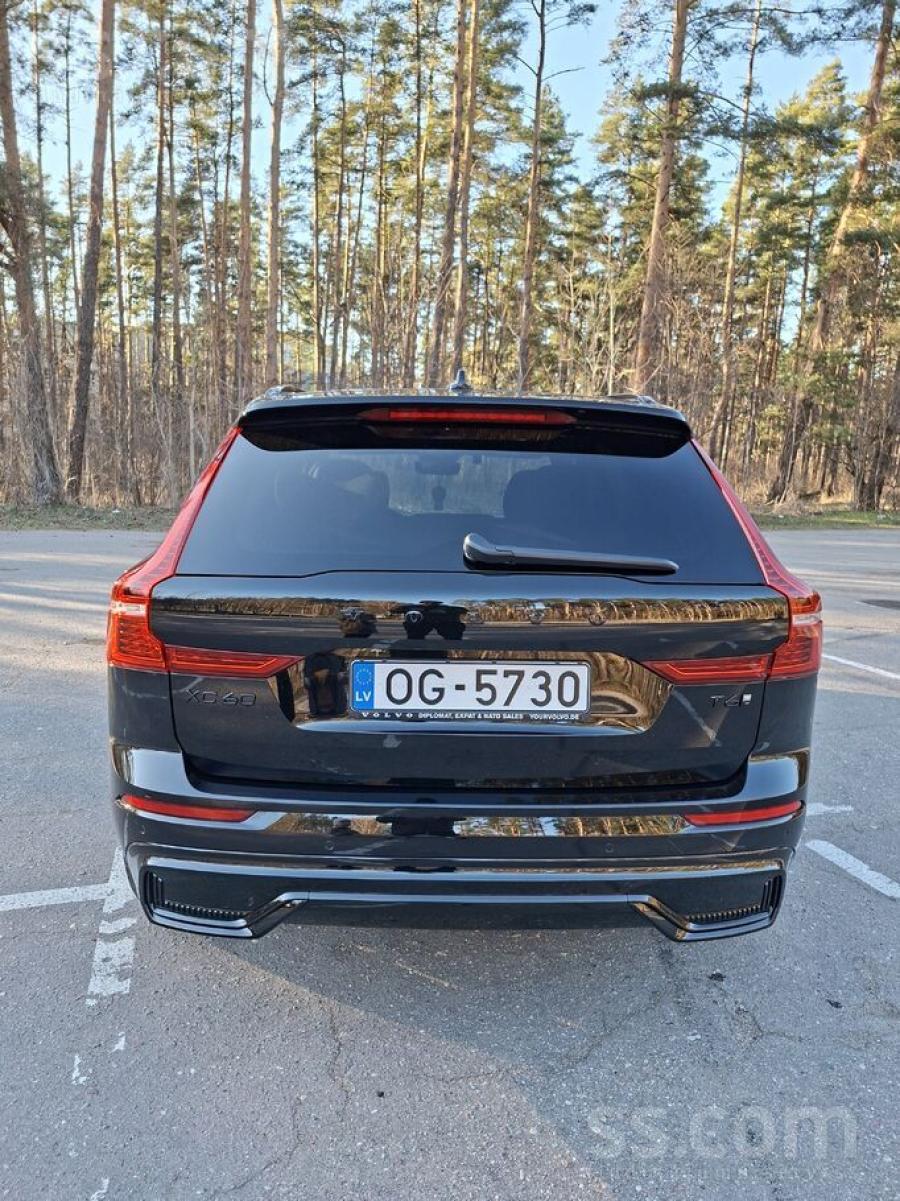 Black Volvo XC60 2024 in Riga, with an engine capacity of 2.00 L and mileage of 48 thousand km for 48000 €, photo 4 on AUTOMOTO.COM.LV