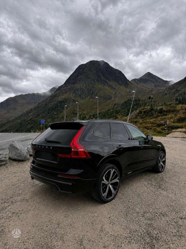 Black Volvo XC60 2024 in Raseiniai, with an engine capacity of 1.97 L and mileage of 47 thousand km for 41000 €, photo 3 on AUTOMOTO.COM.LV