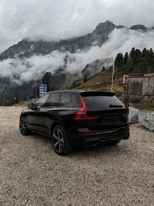 Black Volvo XC60 2024 in Raseiniai, with an engine capacity of 1.97 L and mileage of 47 thousand km for 41000 €, photo 4 on AUTOMOTO.COM.LV